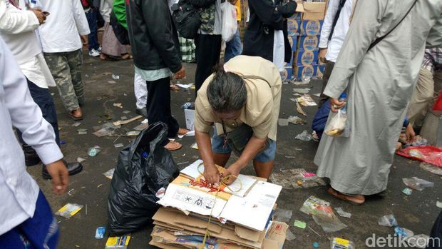 Mendulang Rezeki dari Kardus Bekas yang Berserakan di Istiqlal Mendulang Rezeki dari Kardus Bekas yang Berserakan di Istiqlal