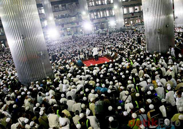Puluhan Ribu Umat Islam Berdzikir di Istiqlal | Islamedia - Media Islam ...