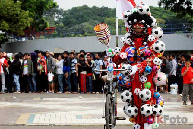 Inilah 2 Foto Gaya Giman & Feri Dukung Tim Garuda ~ Sekibol