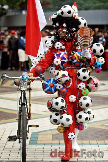 Inilah 2 Foto Gaya Giman & Feri Dukung Tim Garuda ~ Sekibol