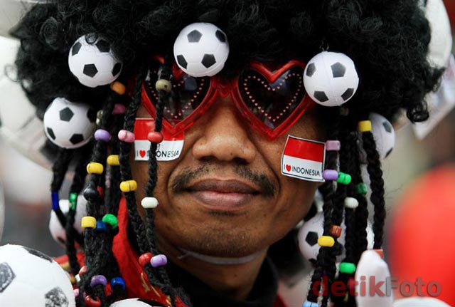 Inilah 2 Foto Gaya Giman & Feri Dukung Tim Garuda ~ Sekibol