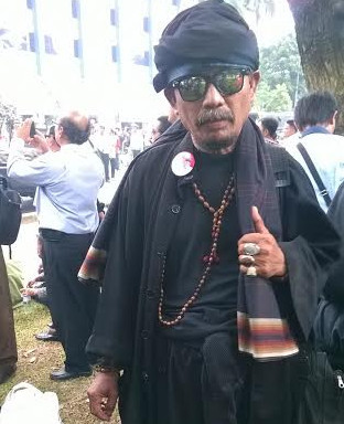 Berpakaian Hitam Ala Dukun, Pria dari Banten ini Ikut Dukung Prabowo ...